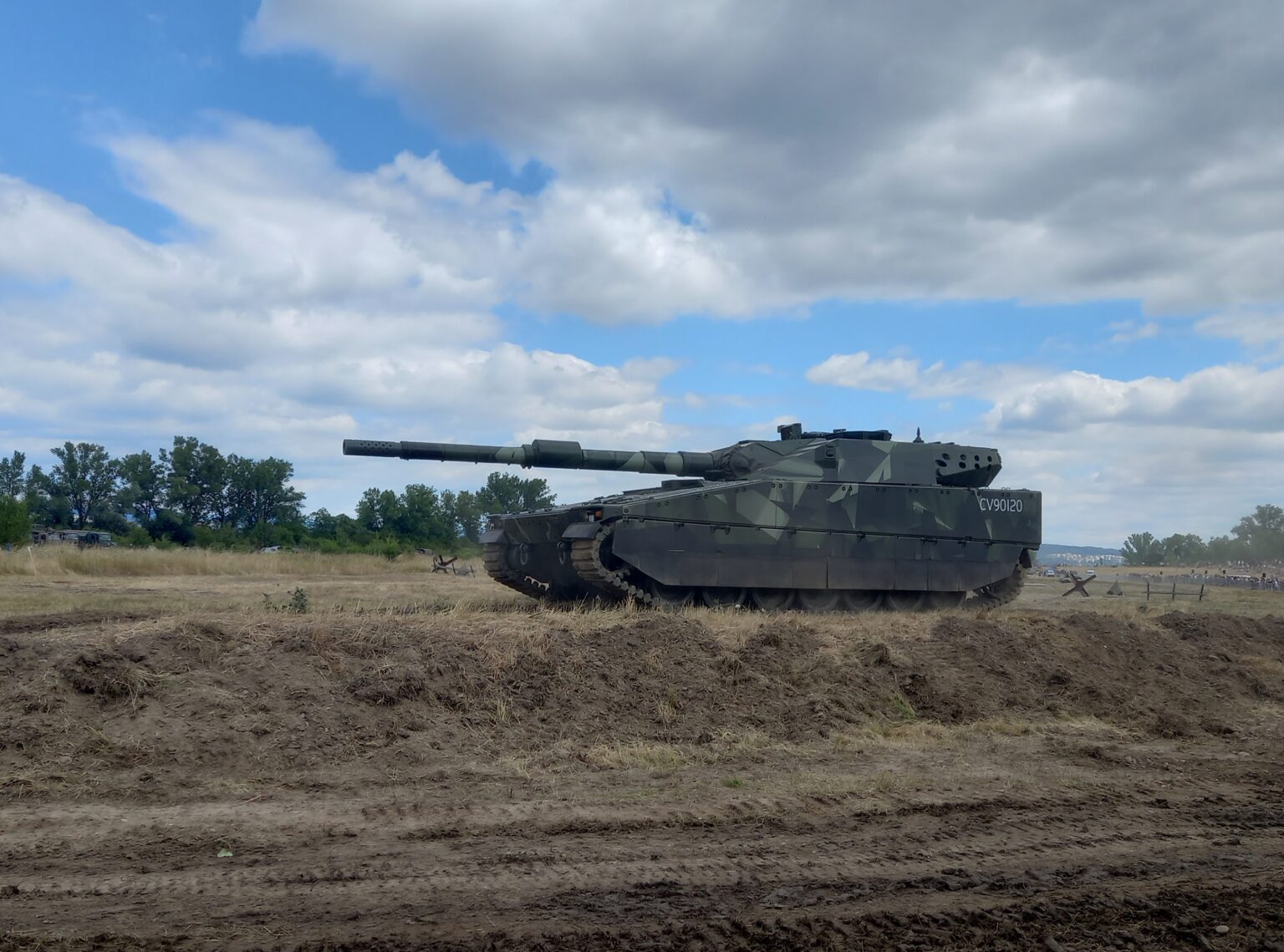 Firma Koval Systems ukázala automatický nabíjač pre stredný tank ...